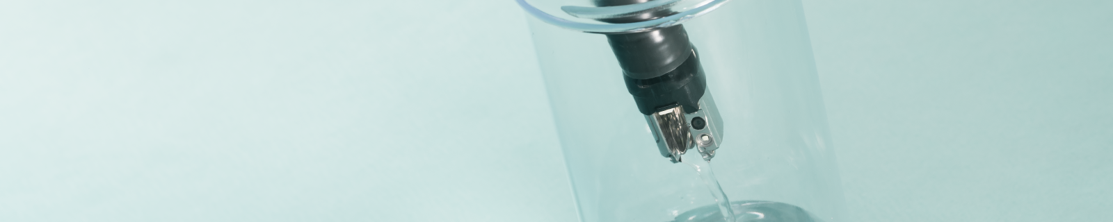 Elución de los canales de trabajo con el método enjuague-cepillado-enjuague